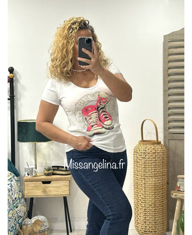 TEE-SHIRT BLANC AVEC DESSIN BASKET ROSE FLUO. ENVOI RAPIDE.
