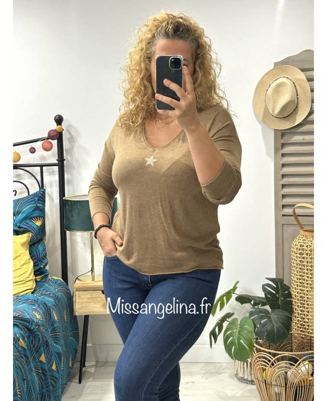 PULL FIN CAMEL AVEC UNE ÉTOILE DORÉ SUR LE DEVANT. ENVOIS RAPIDE.