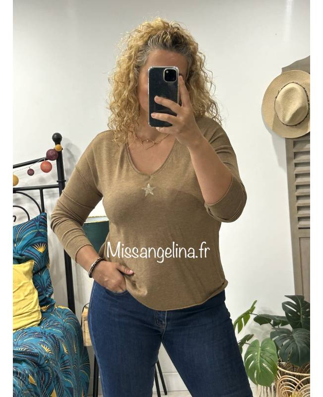 PULL FIN CAMEL AVEC UNE ÉTOILE DORÉ SUR LE DEVANT. ENVOIS RAPIDE.