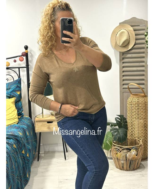 PULL FIN CAMEL AVEC UNE ÉTOILE DORÉ SUR LE DEVANT. ENVOIS RAPIDE.