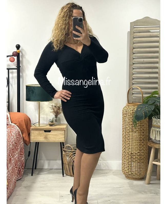 ROBE EN LAINE NOIRE AU JOLIE DÉCOLLETÉ. ENVOIS RAPIDE