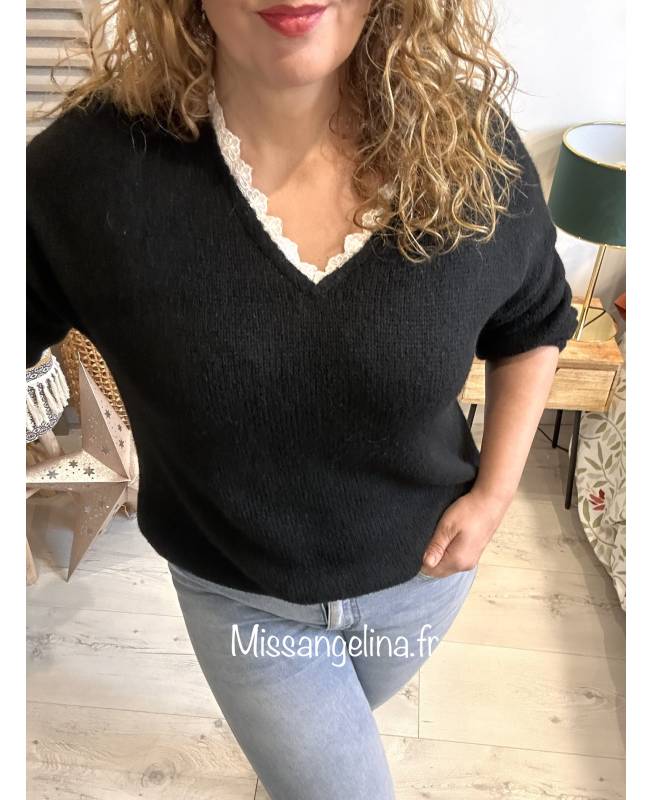 PULL EN MAILLE NOIR AVEC COL EN DENTELLE. ENVOI RAPIDE.