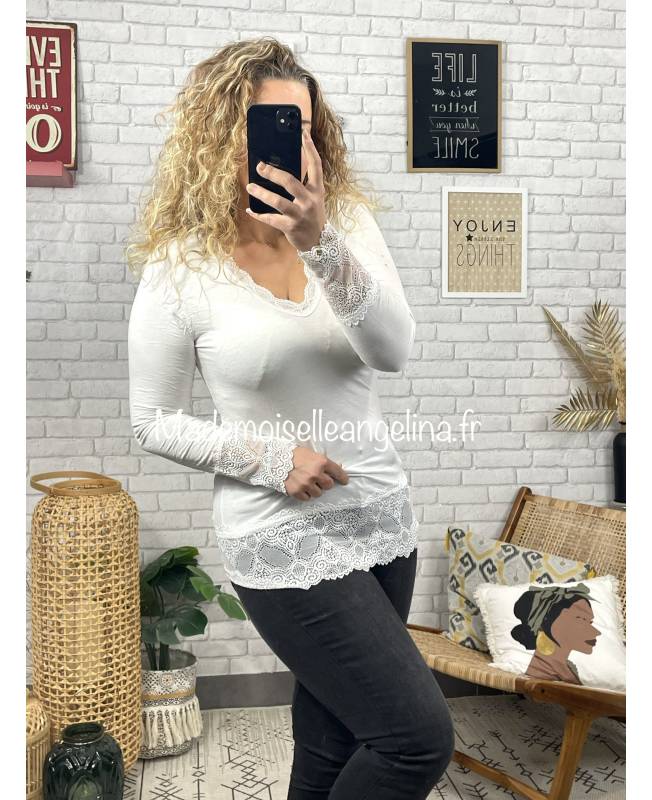 SOUS PULL FIN BLANC AUX ÉXTRÉMITÉ EN DENTELLE . EXPÉDITION EN 48H.
